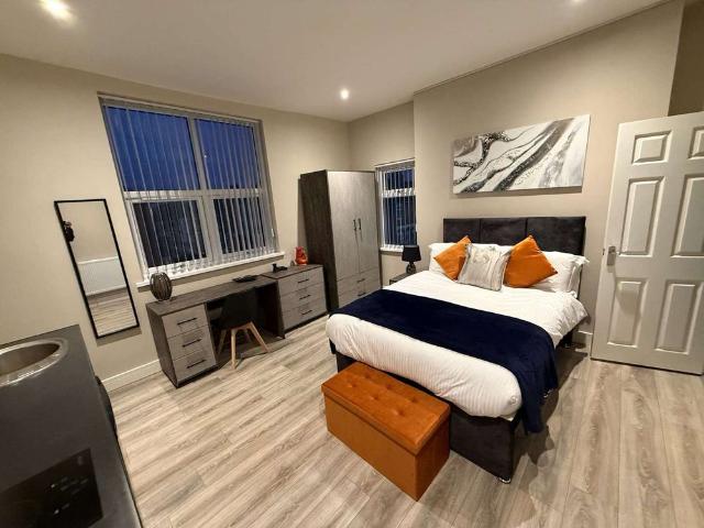 Stunning luxury studio available now bills incl Madeira Room 5 FF front left