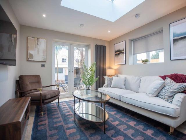STUNNING NEW CO LIVING PROPERTY Room 3