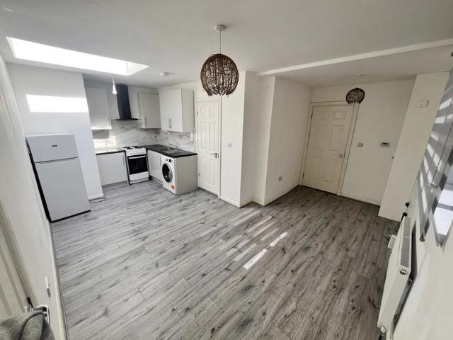 Stunning Newly Built 1 Bed Flat with Private Garde