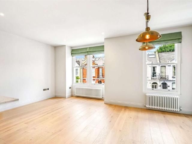 Stunning newly extended and full refurbished upper floor maisonette with a large roof terrace, a/c in all rooms and underfloor heating in the bathrooms