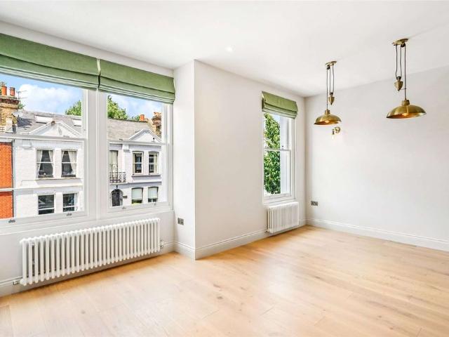 Stunning newly extended and full refurbished upper floor maisonette with a large roof terrace, a/c in all rooms and underfloor heating in the bathrooms
