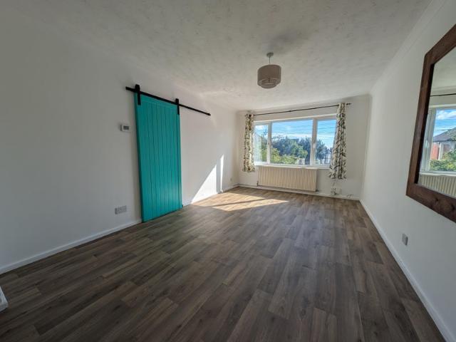 Stunning Newly Renovated 2 Bedroom Flat Available