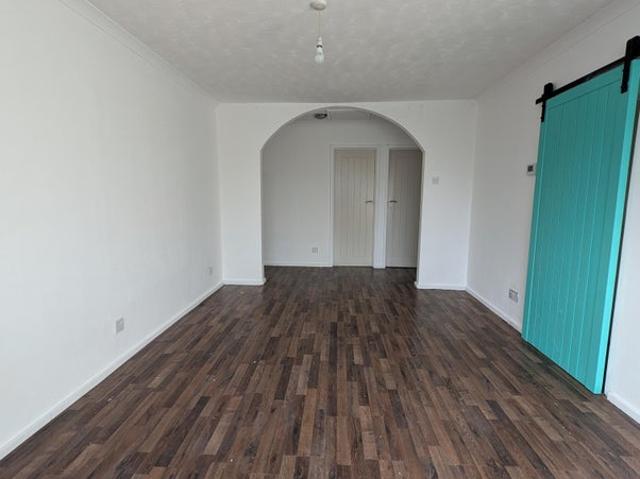Stunning Newly Renovated 2 Bedroom Flat Available