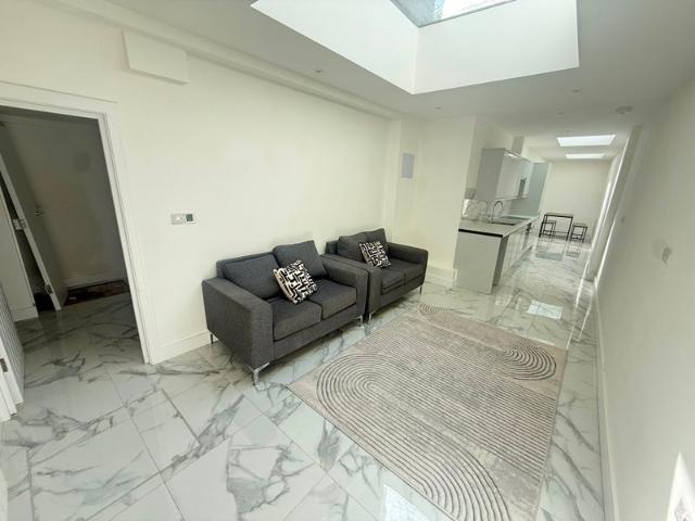 Stunning newly refurbished 2b flat in Gospel Oak