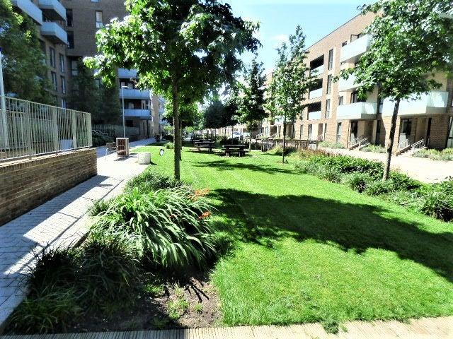 Stunning one bed with Balcony, Gym, Concierge E14