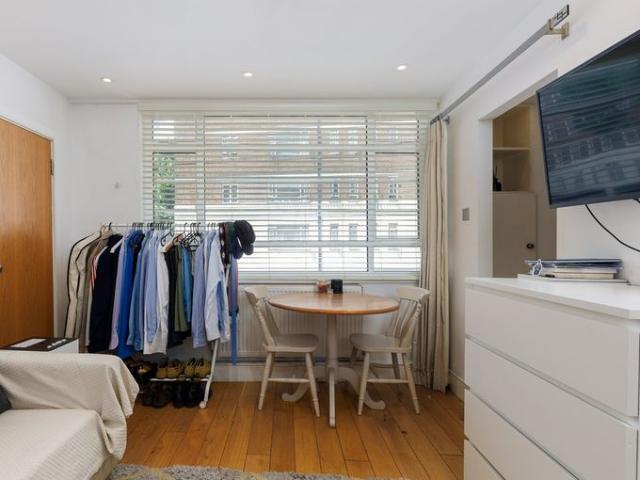 Stunning one bedroom apartment located on the first floor with lift of this popular portered building