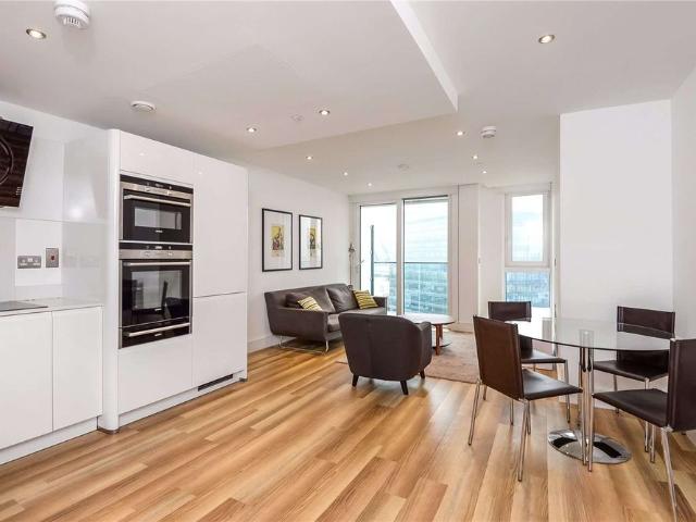 Stunning one bedroom apartment set within Altitude Point, Aldgate E1. Comprising a bright, spacious living area with full height and length windows
