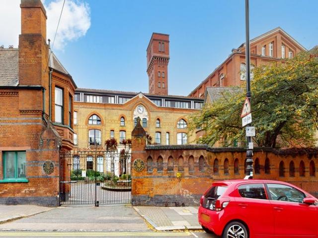 Stunning one bedroom flat, gym swimmimg pool