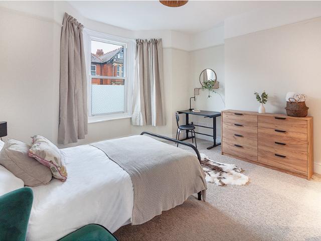 Stunning Period property with plenty of space Room 3