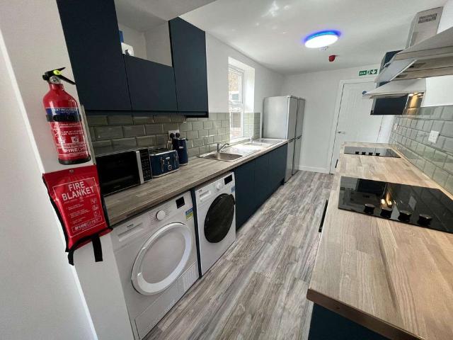 Stunning Room with Private En Suite – Just 5 Minutes from Watford General Hospital! Room 5