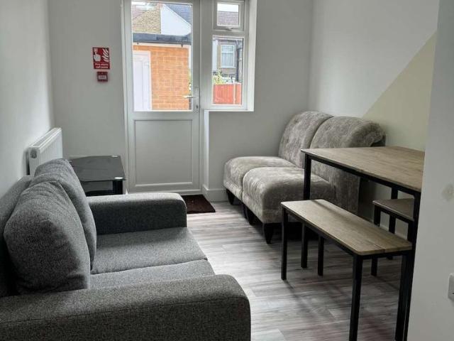 Stunning Rooms with Private En Suites – Just 10 Minutes walk from Watford General Hospital! Room 4