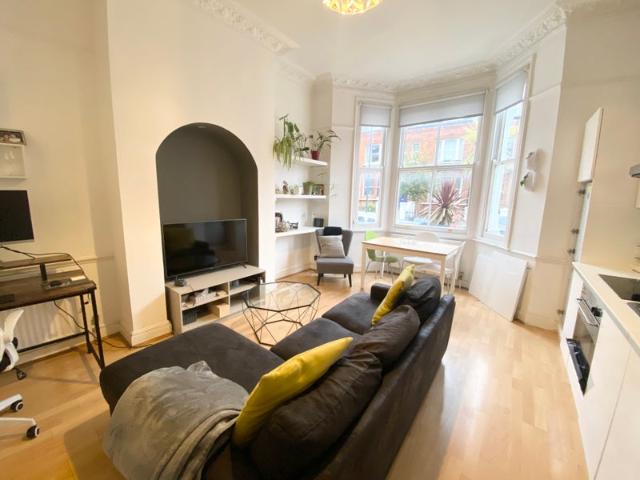 Stunning spacious flat by tube prime W Hampstead