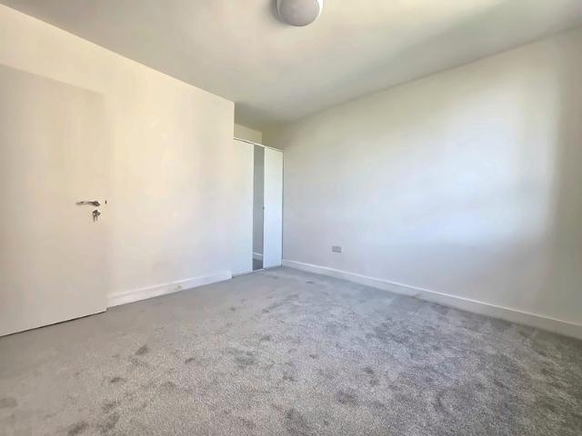 Stunning Split Level 2 Bedroom Flat in Swiss Cotta