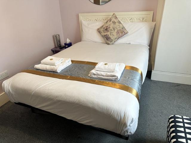 Stunning Studio Flat Zone 2 All Bills Inc