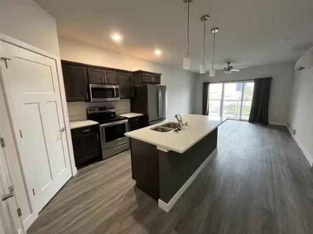 Style E+ Cottage Grove Commons: 1300 N Windsor