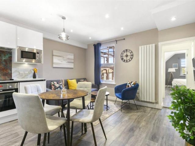Stylish Modern 2 Bed Flat with Garden