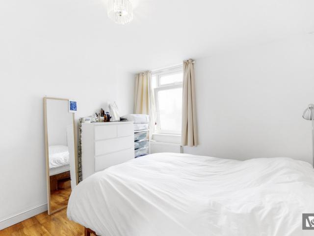 Stylish One Bed Top Floor Apartment with Balcony, Near Angel & Old Street