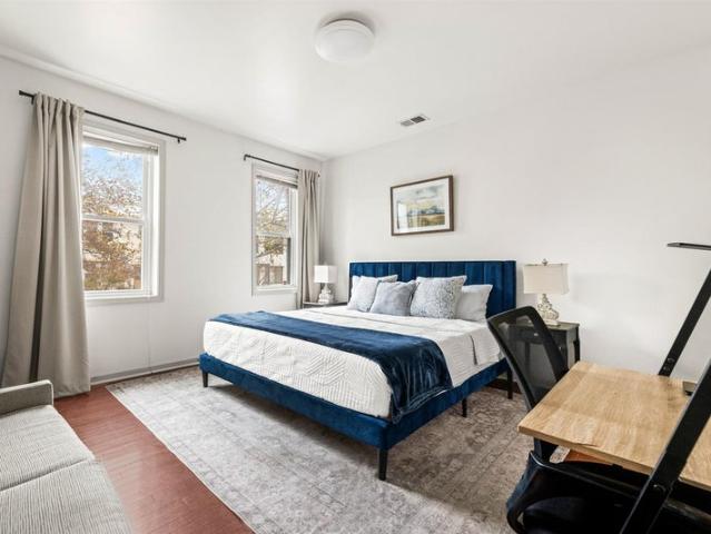 Stylish and Comfy Bedroom in DC Apartment Close to