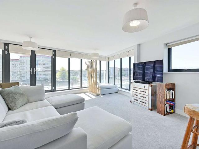 Stylish and contemporary 2 bedroom duplex apartment