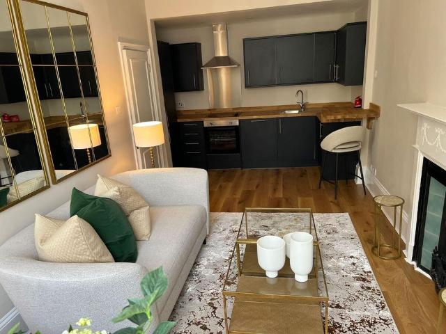 Stylish apartment with bright interiors in prime South Kensington setting