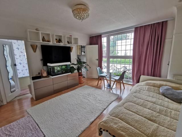 Stylish & Bright Studio in Highgate – £1,250 PCM