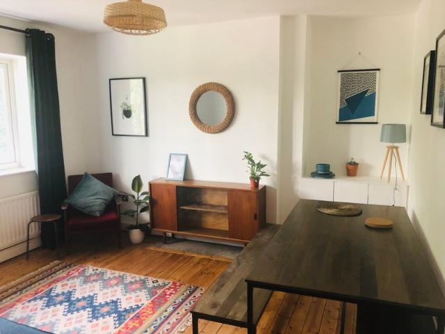 Stylish City Centre Apartment, quiet area, parking