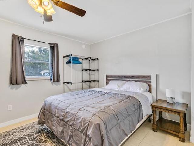Stylish & Comfy W/Private Entrance