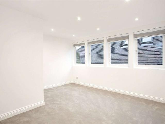 Stylish & contemporary 3 bedroom apartment, set on the top floor of a beautiful period conversion with a private roof terrace