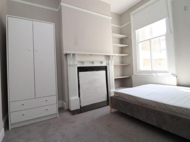 Stylish double bedroom next to Mile End Park Has a Room