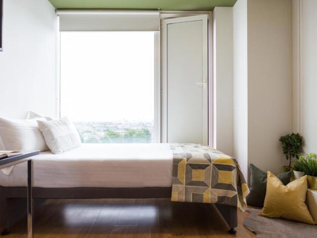 Stylish double bedroom in a 2 bed flat close to City of London College Has a Room