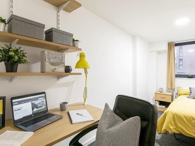 Stylish double ensuite bedroom close to the School of Law Has a Room