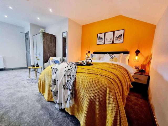 STYLISH EN SUITE LIVING IN PEMBERTON | A WISE OWL HOME ROOM 2