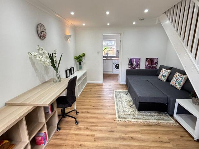 Stylish | Fully Furnished | Sleeps up to 6 |