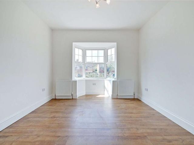 Stylish fully refurbished one bedroom ground floor apartment with private paved garden and EV charger, ideally located in Henley on Thames
