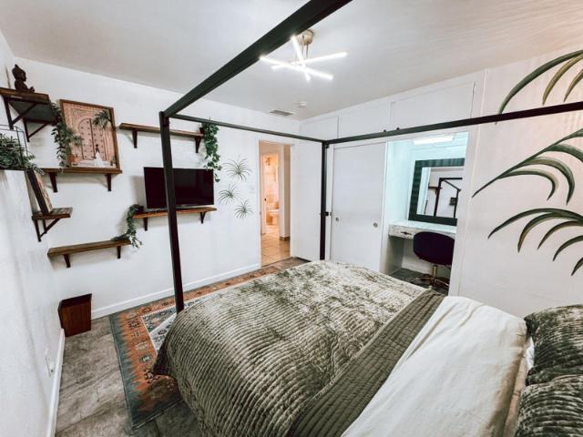 Stylish House with Pool, Firepit, Tv in every room