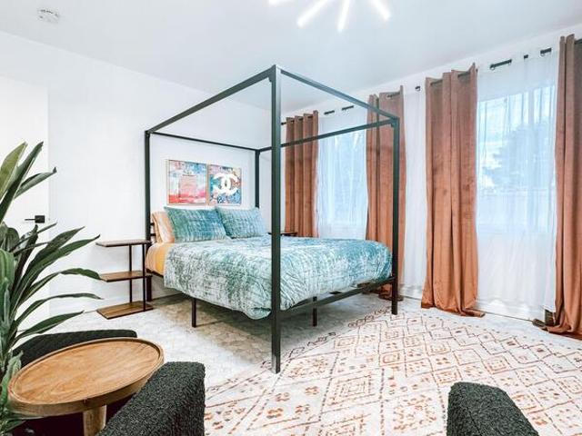 Stylish House with Pool, Firepit, Tv in every room, Free on site Laundry
