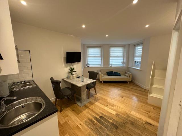 Stylish Studio 5 mins walk to Town & the Beach