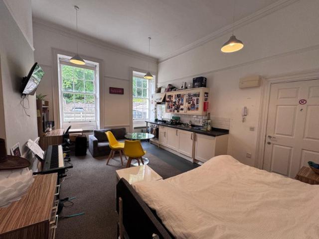 Stylish studio apartment in Berkeley Square