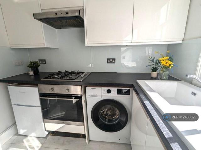 Stylish studio in West London, Fulham SW6 to let
