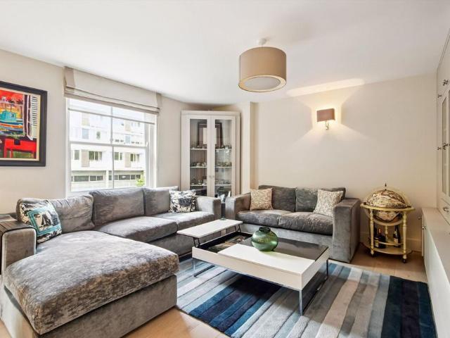 Stylish second floor two bedroom apartment in the heart of Notting Hill, moments from Kensington Gardens