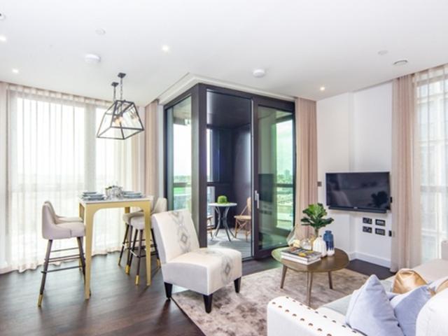 Stylish Seventh Floor Two Bedroom Apartment with Winter Garden & Concierge
