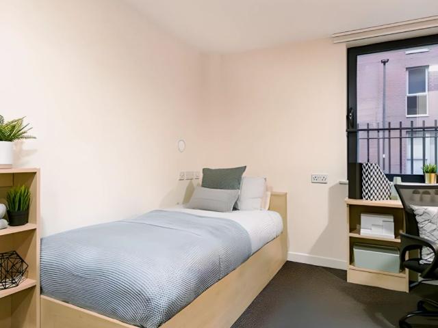 Stylish single ensuite bedroom close to The Ponderosa park