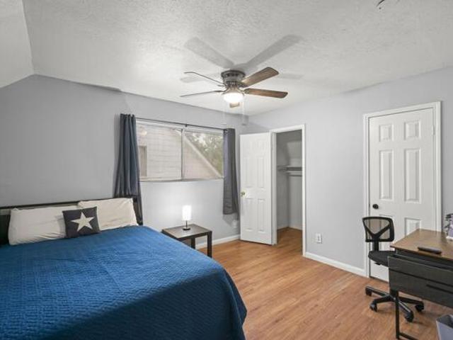 Stylish South Acres Co‑Living | Comfortable Bed, Desk, Smart TV, Laundry + Free Parking