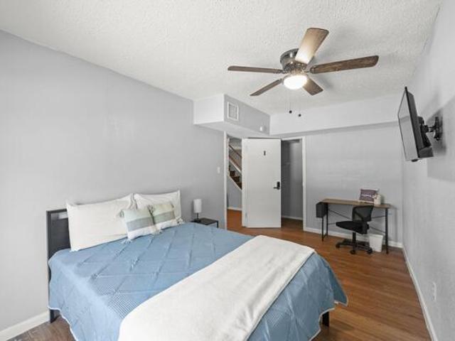 Stylish South Acres Co‑Living | Comfortable Bed, Desk, Smart TV, Laundry + Free Parking