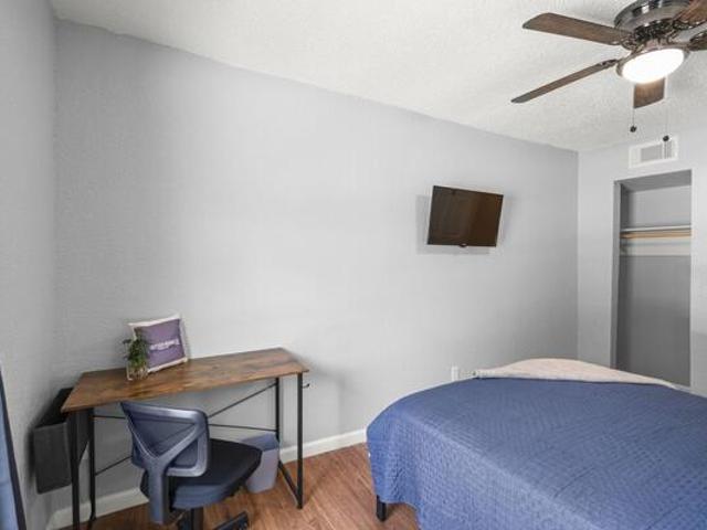 Stylish South Acres Co‑Living | Comfortable Bed, Desk, Smart TV, Laundry + Free Parking