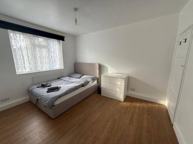 Stylish & Spacious 1 Bedroom Flat | Allington Aven