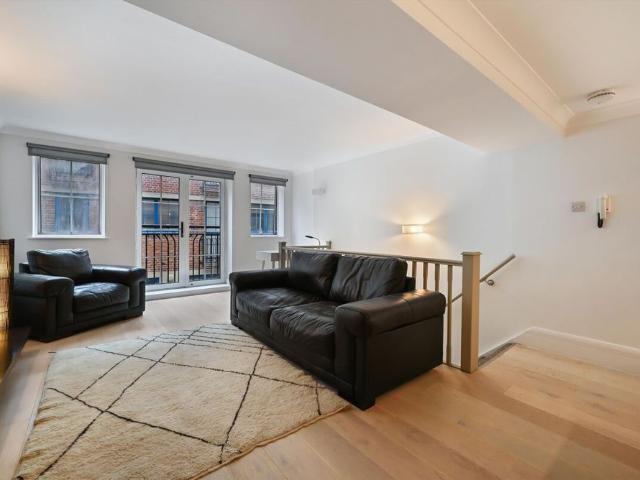 Stylish Split Level Maisonette in Gated Bermondsey Development with Private Patio