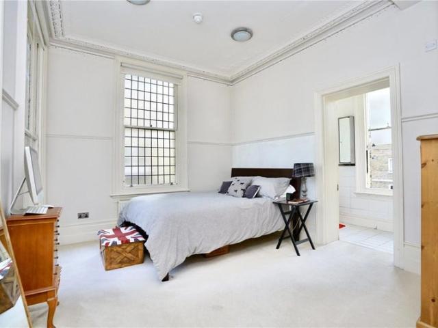 Stylish two bed apartment Hove