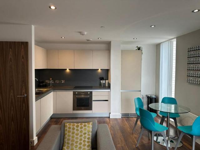 Stylish Two Bedroom One Bathroom Flat