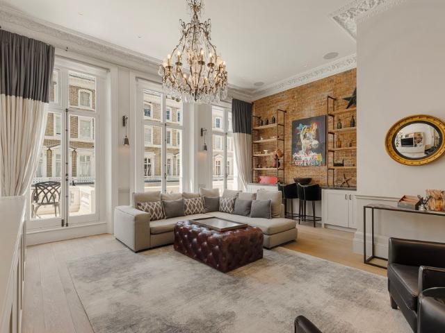 Stylish two bedroom apartment for rent in Kensington residence with communal gym